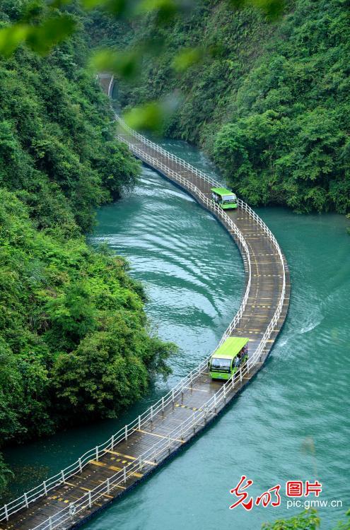 Floating bridge attracts visitors to Shiziguan scenic area in C China's ...
