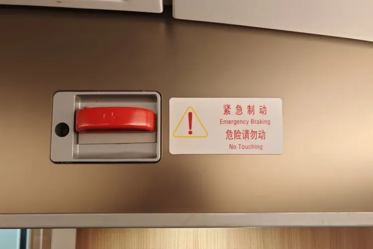 宝妈着急下车却把娃落在车上！紧急时刻他们出手了